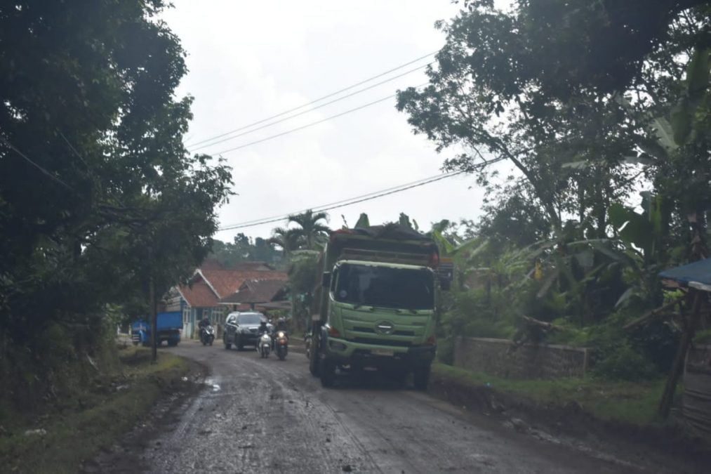 Jalan Legok - Sukatali Penghubung 3 Kecamatan Kini Diperbaiki, Ini ...